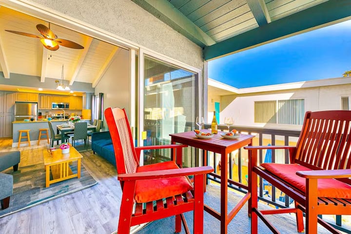 Balboa Peninsula Hidden Gem With Balcony - Newport Beach, CA