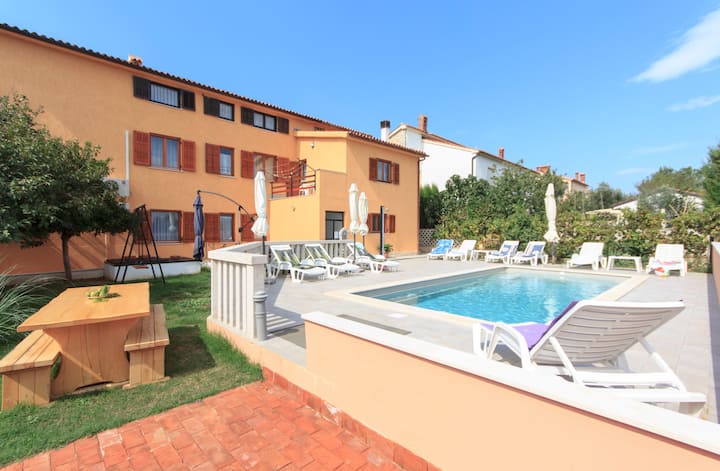Haus In Vinkuran Mit Pool Und Bergblick - Pula