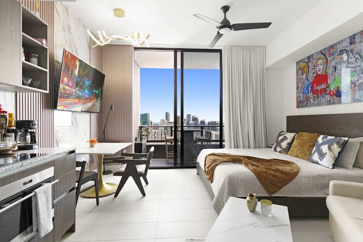 Luxe Sky Penthouse | 48th Floor Views + Pool & Spa - Miami, FL