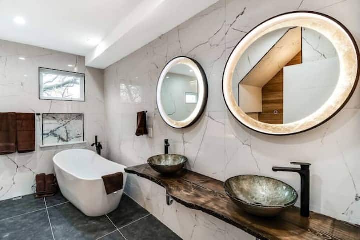 Emerald Jacuzzi Loft: Luxury Above It All - Philadelphia, PA