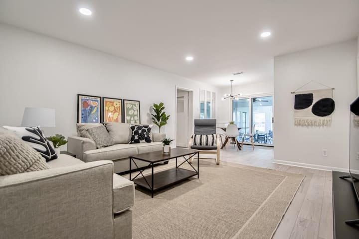 Modern Home W/sunroom, Office, & Pet-friendly Yard - Little Rock, AR