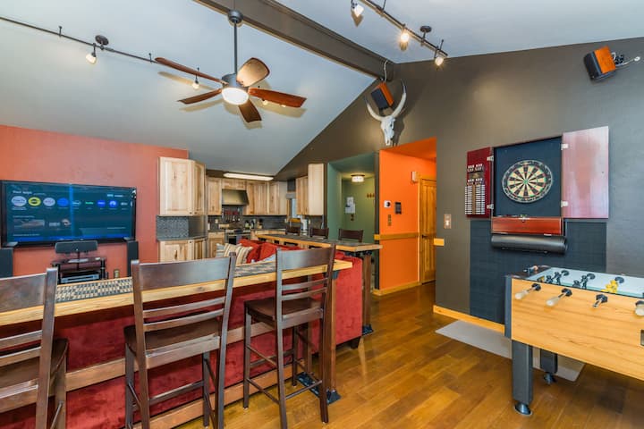 The Palisade_ac, Hot Tub, Arcade, Foosball, Darts - Truckee, CA