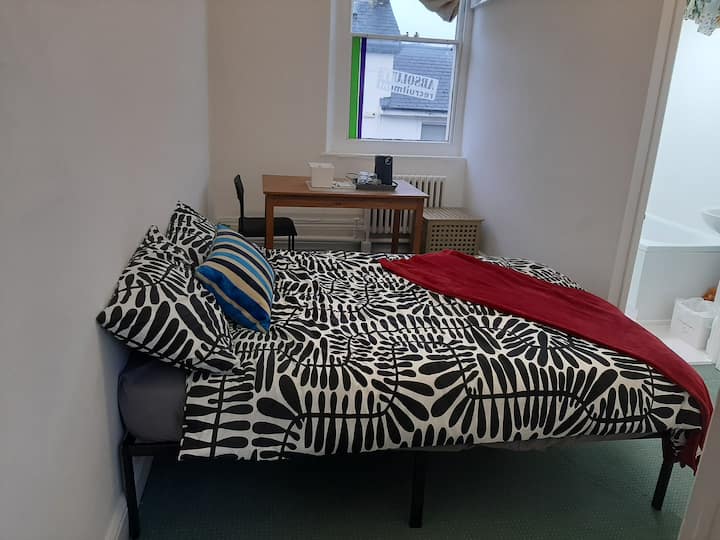 Bed, Contl Breakfast, Newport, Wales, Near Train - Newport