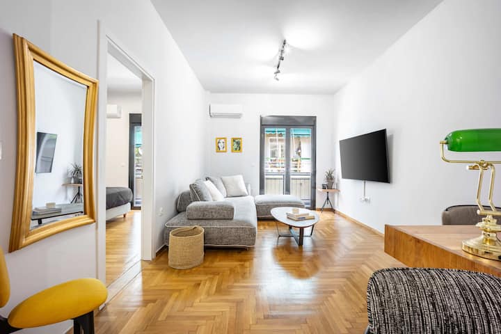 Modern 2br In Exarchia | Ensuite Baths & Workspace - アテネ