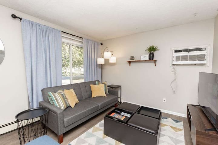 New Cozy 2-bedroom, Sleeps 6! - Fargo, ND