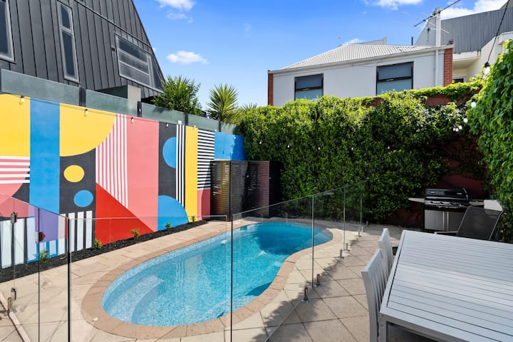 Paradise In Port - Williamstown