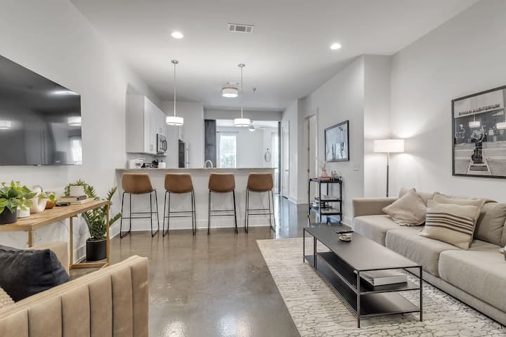 Chic Condo For 4 Near West End - FirstBank Stadium