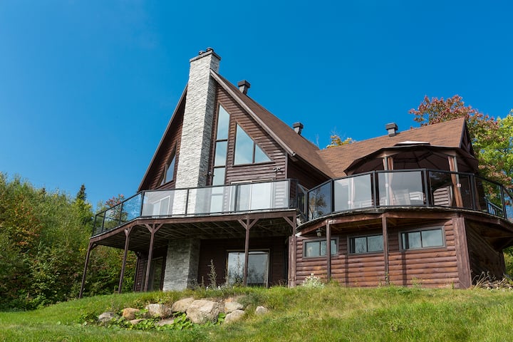 Subtil Mariage De La Pierre Et Du Bois Rond - Baie-Saint-Paul