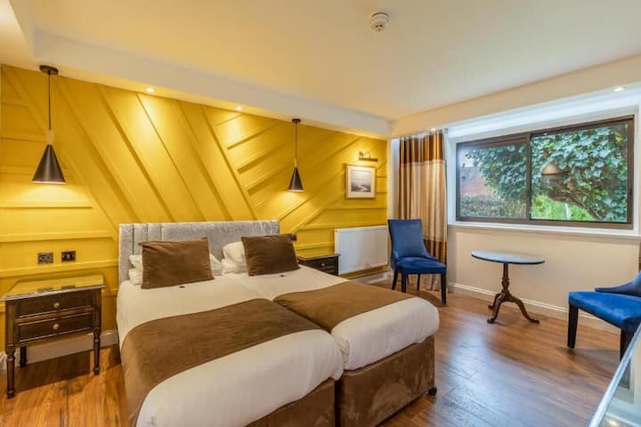 Classic Room Perfect For History Buffs In Ipswich - Ipswich