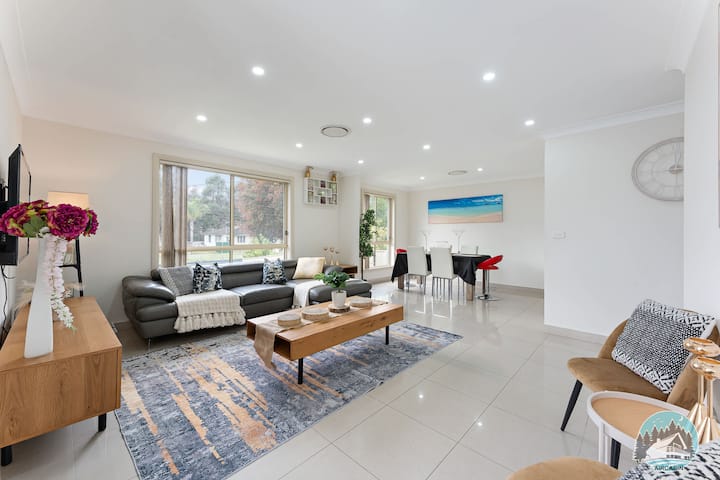 Comfortable 4-bed House In Fairfield With Parking - Parramatta