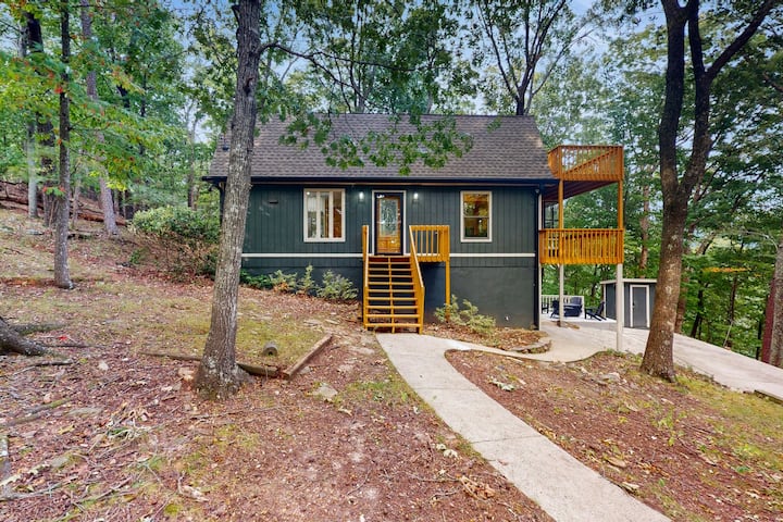 Modern Meets Rustic Cabin, 2 Outer Decks, Fire Pit - Jasper, GA