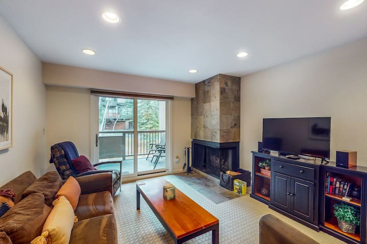 Cozy Condo With Mountain View, Pool & Hot Tub - Vail, CO