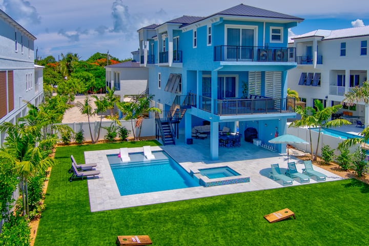 Luxe Bayfront Oasis - Pool, Hot Tub, Dock, Casita - Marathon, FL