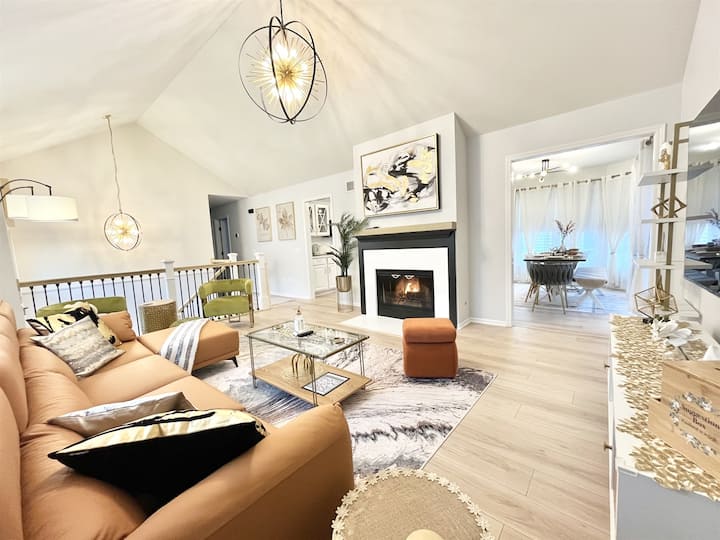 River View, Walk To Town,newly Renovated, Spacious - West Chicago, IL