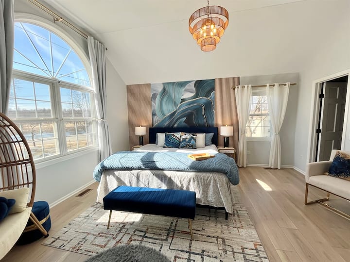 River View, Walk To Town,newly Renovated, Spacious - West Chicago, IL