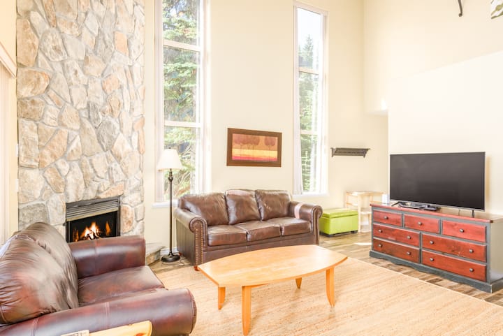 Spacious 4-bedroom – Sleeps 12 & Private Hot Tub - Big White Ski Resort, BC