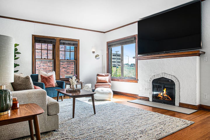 Modern Retreat! Games, Fenced, Close To Downtown! - Omaha, NE