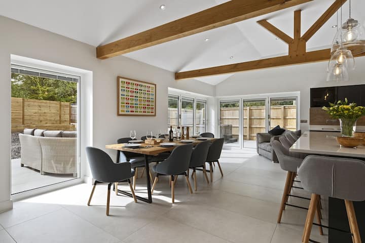 A Superb Newly Converted Barn With Hot Tub - Carmarthen