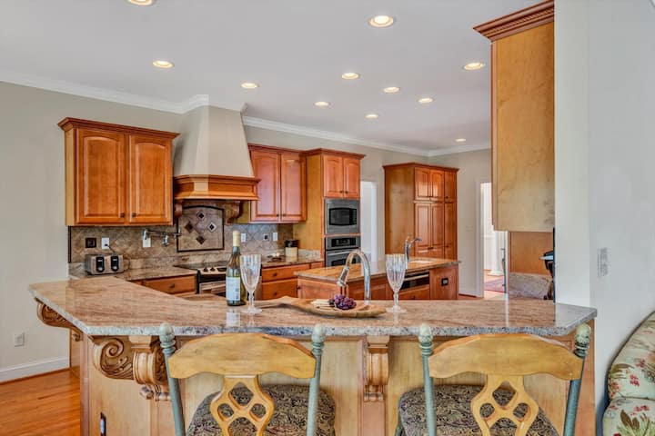 Gone Fishing - Sleeps 8 / Dog Friendly / Game Room - Moneta, VA