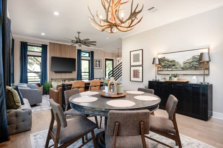 Stadium View: 4 King Suites, Walk To Tamu - Bryan, TX