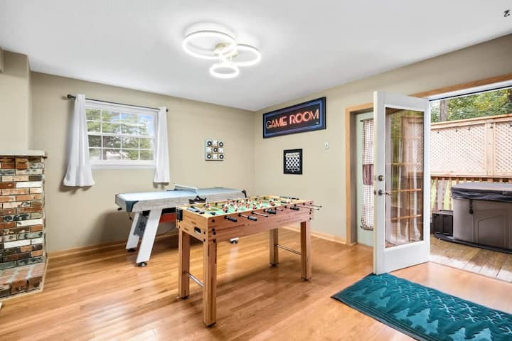 Lake Retreat • Hot Tub • Game Room • Sleeps 12 - サマーズビル, WV