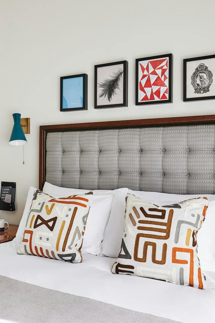 Buzzy Living-room Style Lobby - Portland, OR