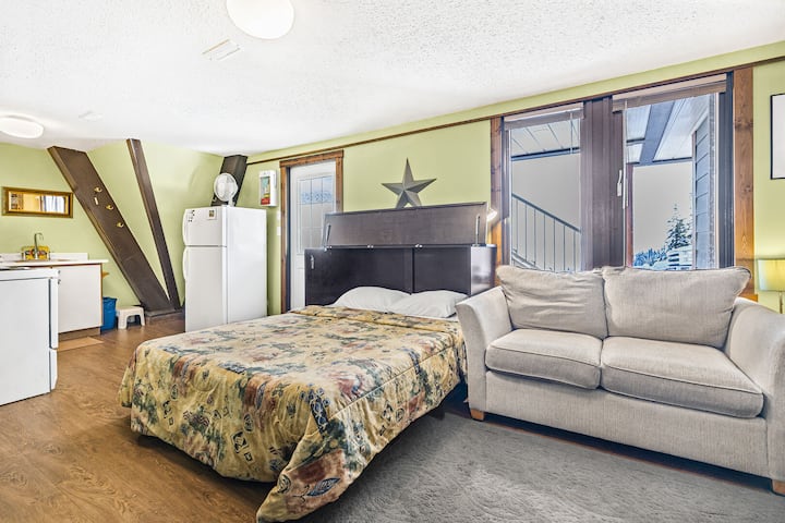 Charming Studio Suite W/ Deck, Bbq & Ski Locker - Armstrong