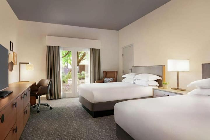 Tranquil Getaway | Bar. Pool. Free Parking. - Scottsdale, AZ