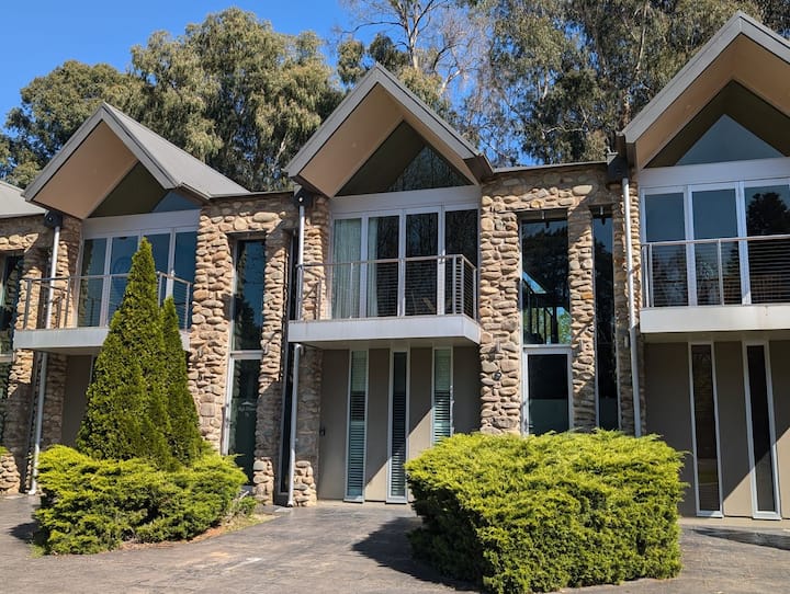 Unit 6 Centenary Park Townhouse - Bright