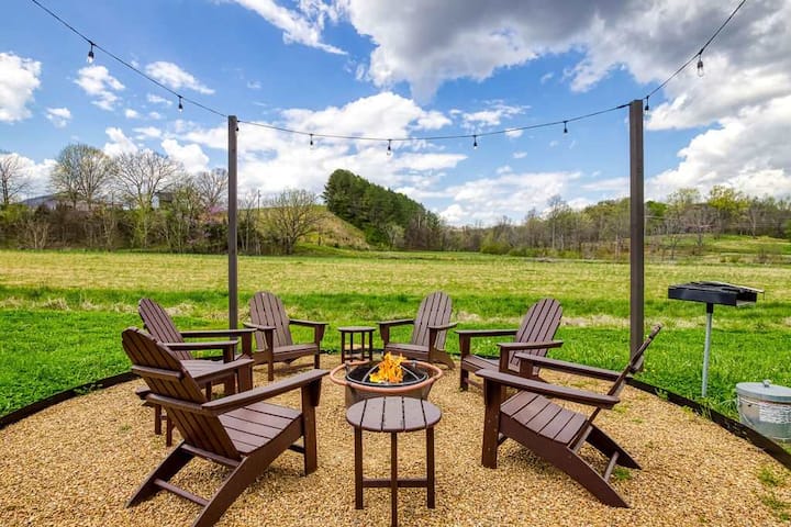 Dogwood Dell Cabin - Hot Tub - King Bed - Fire Pit - Sevierville, TN