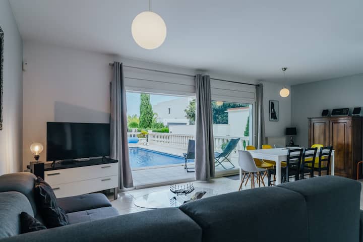 Waterfront Home W/ Pool & Tv - Empuriabrava