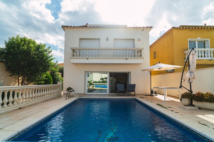 Waterfront Retreat W/ Pool & Outdoor Dining - Empuriabrava