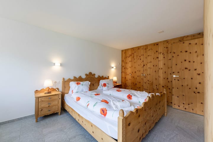 Bright Alpine Apartment W/ View & Parking – Sameda - Zuoz