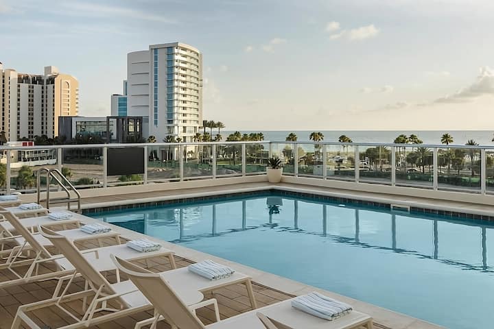 3 Cozy Rooms W/ Rooftop Pool & On-site Dining - Clearwater, FL