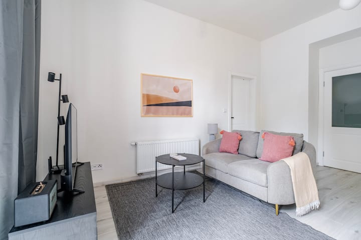 Blueground | Vršovice, Private Terrace & Equipped - Prága