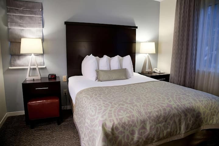 Relax And Unwind! Two 1br Suites, Pool Onsite! - Mountain View, CA