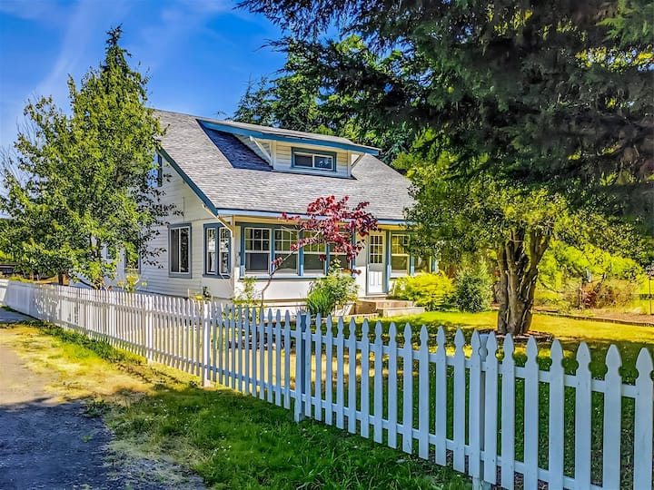 The Farmhouse: Cozy 4-bedroom Escape With Hot Tub - Sequim, WA