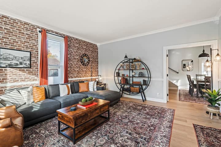 Cozy Porch, Firepit & Yard – Walk To Downtown - Troy, OH