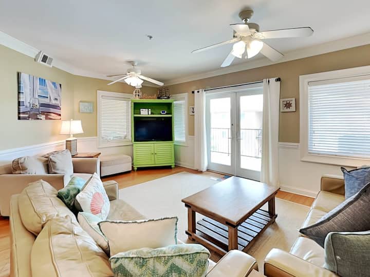 Brass Rail 311 | Luxe Living, Short Walk To Pier - Tybee Island, GA