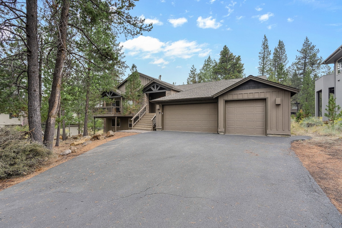 Six King Suites, Hot Tub, Bikes, Decks! - Houses for Rent in Sunriver ...