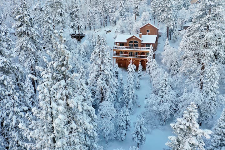 Eagles Peak Lodge. Theater & Game Room. Views - Big Bear, CA