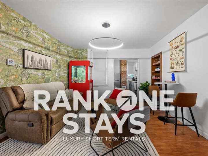 King Bed | Free Parking | Claw Machine | Butler St - Pittsburgh