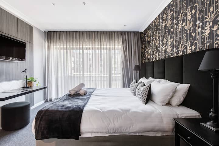 Central Elegant Studio In Cbd | Pool,gym & Balcony - Margaret Court Arena