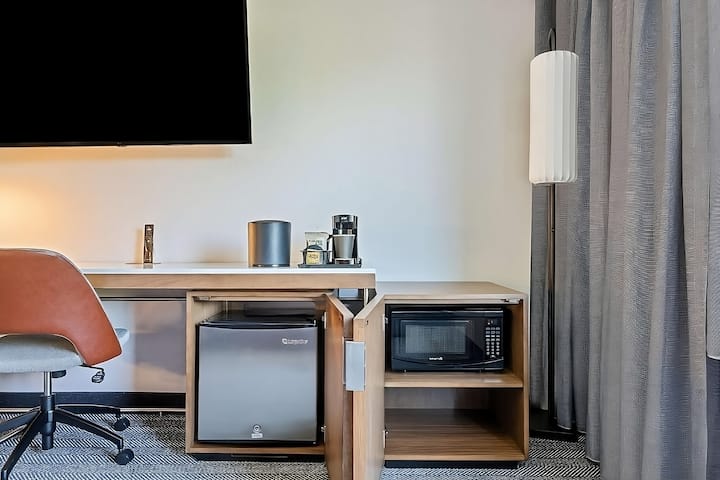 Pet Friendly Hotel! Outdoor Pool, Free Parking! - Danville, CA