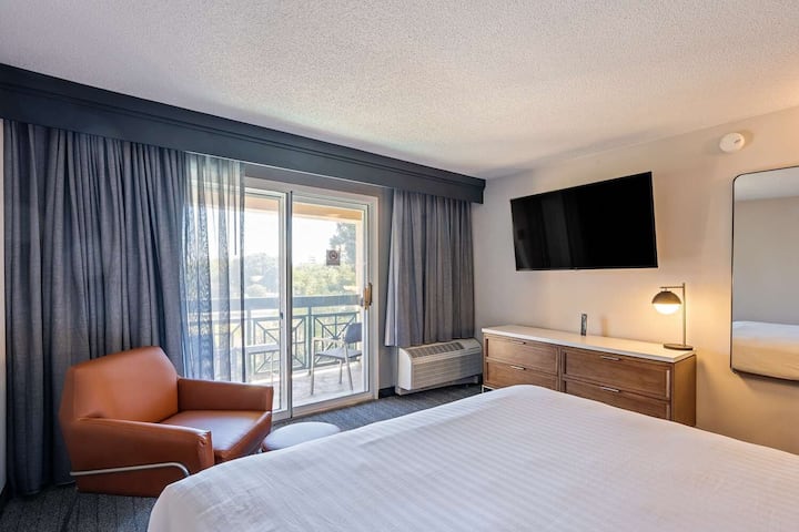 Group Getaway! 2 Modern Units, Outdoor Pool! - Danville, CA