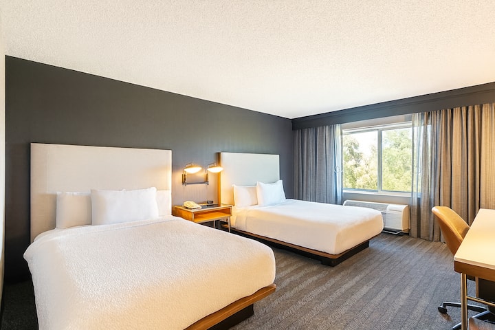 Relax And Unwind! 4 Relaxing Units, Outdoor Pool! - Danville, CA
