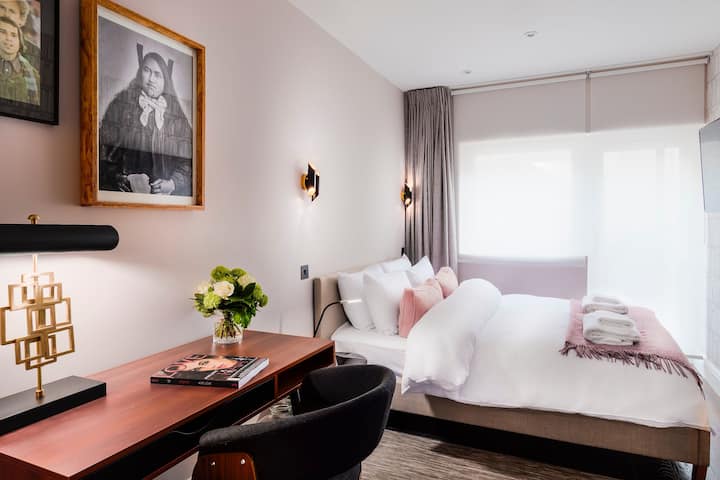 The Knaresborough- Chic Lower Ground Double Studio - Earls Court