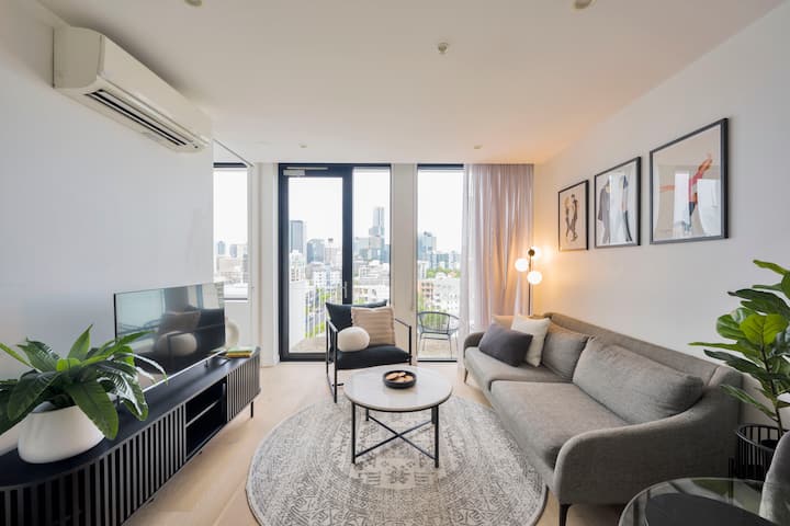 City Fringe 2br W/ Views, Parking & Pool - Spring Hill