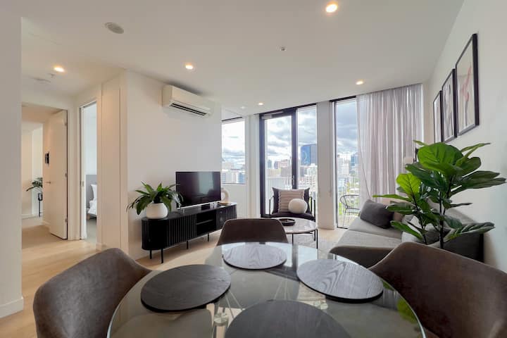 2b2b City Views + Parking - Spring Hill