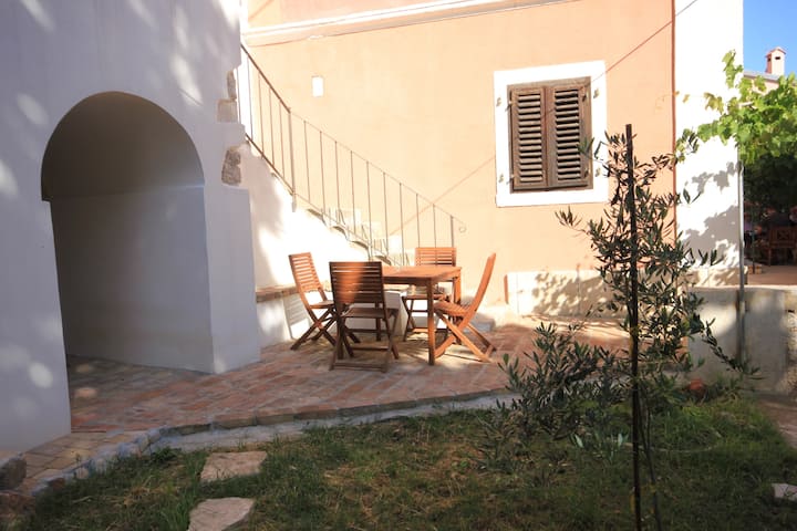 K-8014 Maison De Deux Chambres Avec La Terrasse - Mali Lošinj